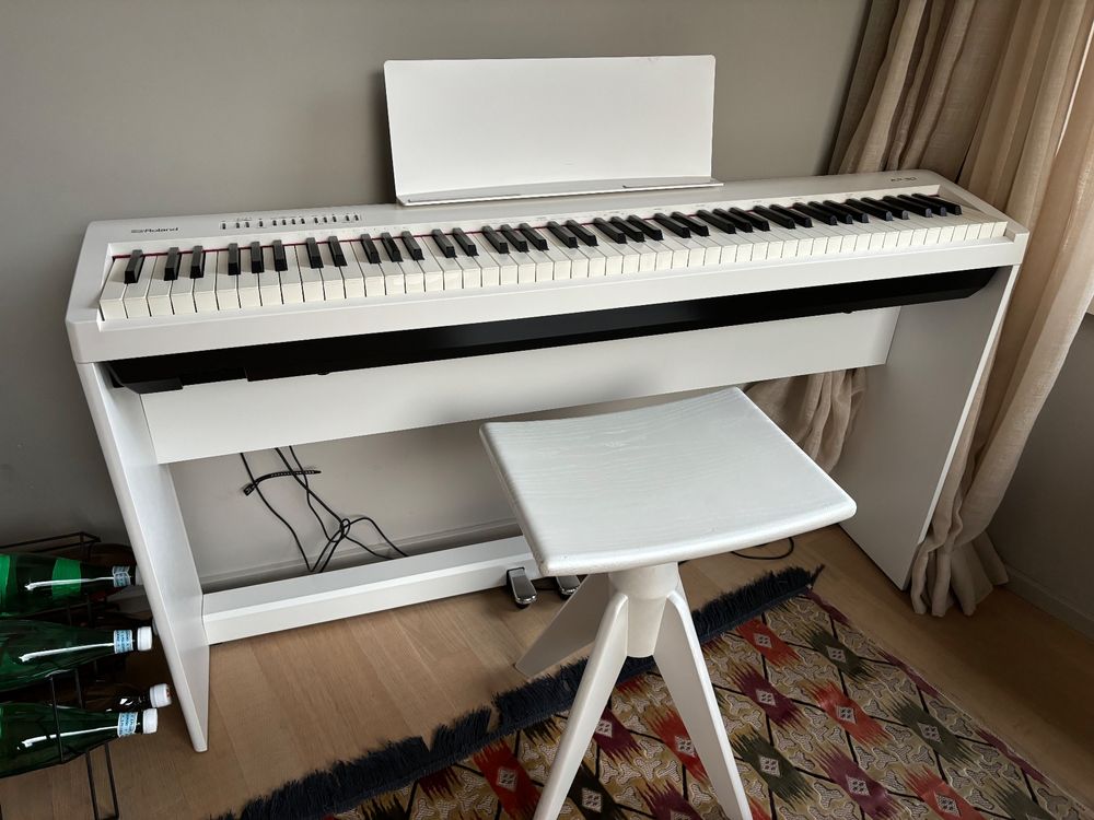 E Piano Stander Holz
