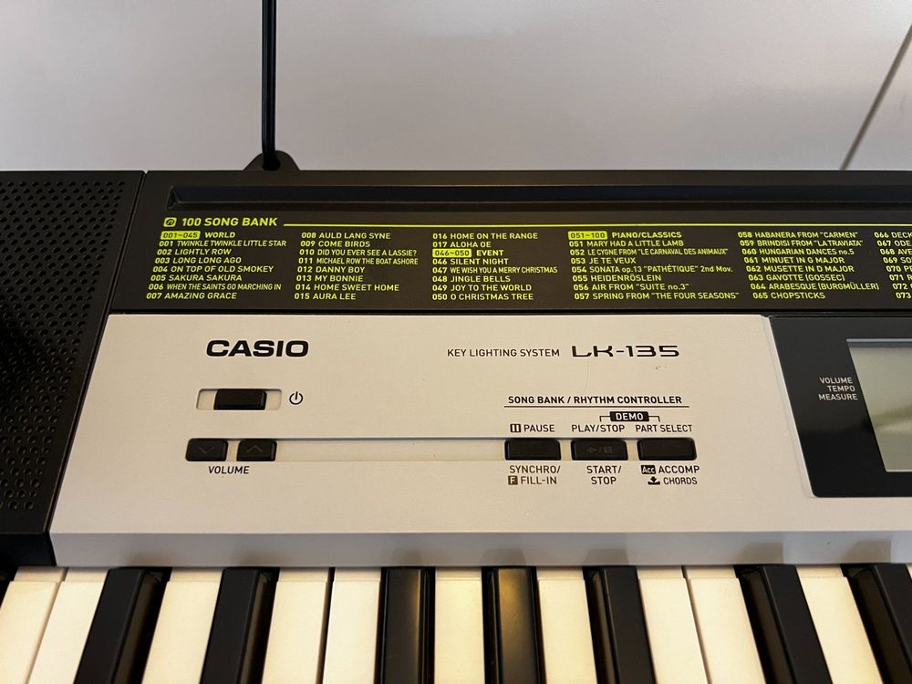 Keyboard inkl. Ständer | Casio LK-135 mit Lernfunktion | Kaufen auf Ricardo