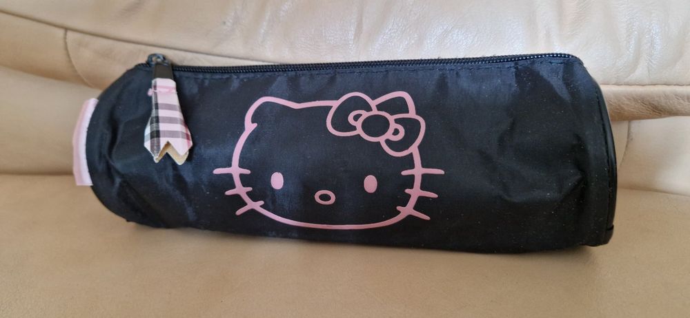 Trousse Hello Kitty noire, en parfait état pour la rentrée! (D'occasion ...