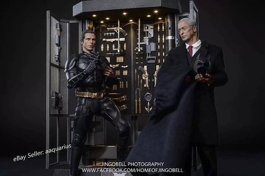 Hot Toys 1/6 MMS236 Batman TDK Bruce Wayne & Alfred Armory (Neu und ...