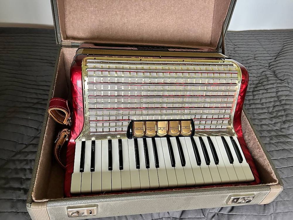 Hohner Akkordeon, Concerto III rot/gold mit Koffer (Gebraucht) in ...
