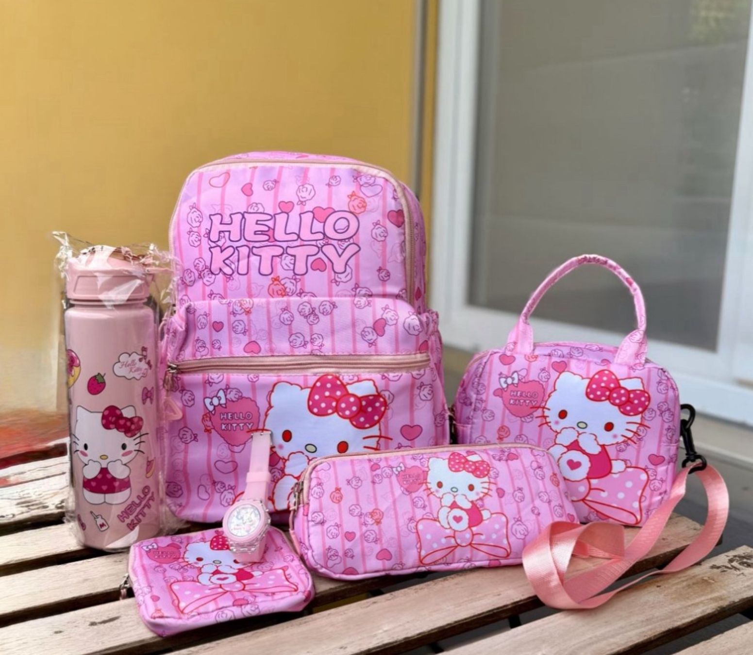 Sac à dos Hello Kitty et accessoires, ensemble parfait! NEUF (Neu und ...