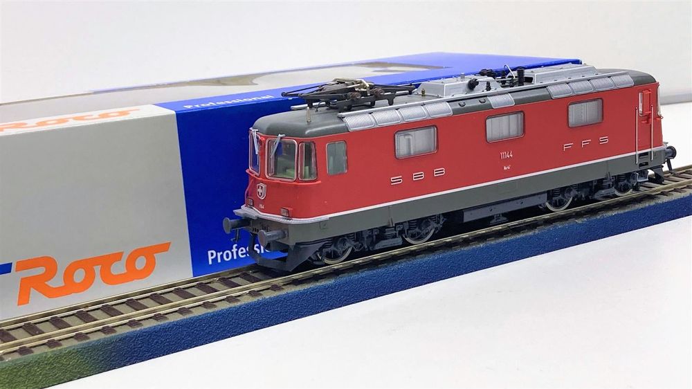 Roco 63845: Re 4/4 SBB 11144 rot (Neuf (Voir description)) à Thun pour ...