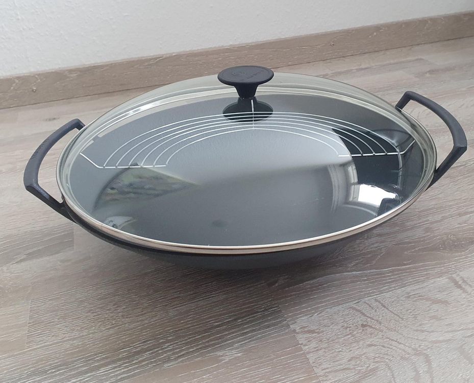 Le Creuset Wok aus Gusseisen mit Glasdeckel Schwarz / Neu (Neu (gemäss ...