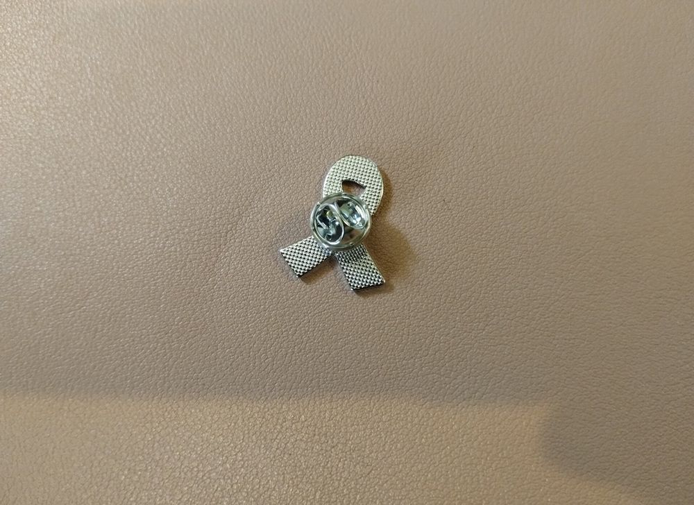 50x Trauer Schleifen Anstecker - Broche Pins ruban noir (Neu und originalverpackt) in Bussigny ...