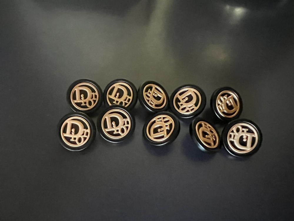 10 DIOR BUTTONS (Neu (gemäss Beschreibung)) in Zürich für CHF 29 – mit ...