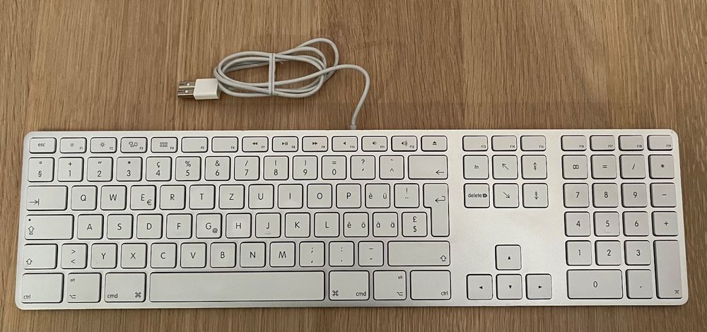 Apple USB Tastatur / Keyboard mit Zahlenblock in top Zustand (Neu ...