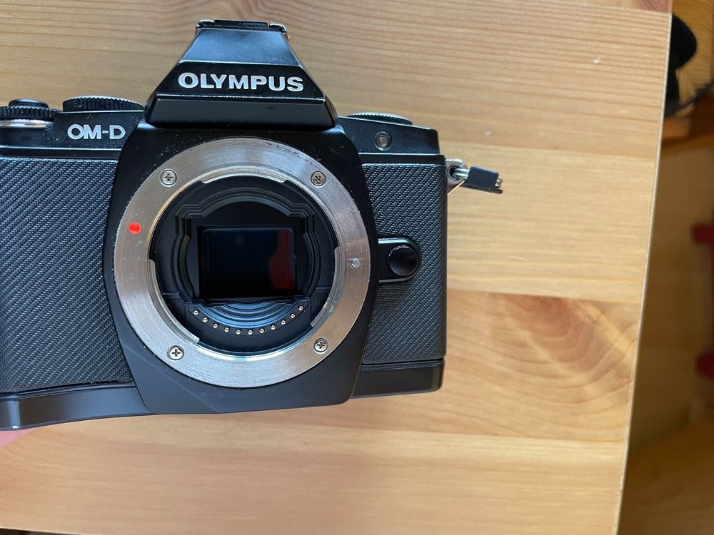 Olympus E-M5 camera body. 3556 shutter count | Kaufen auf Ricardo
