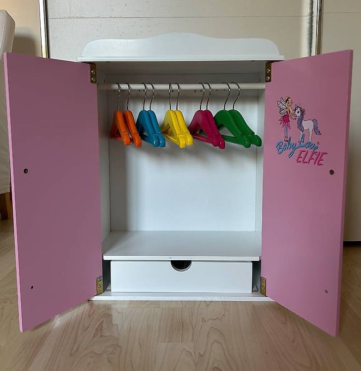 Stilvolle Puppenkleiderschrank Aus Holz Bild