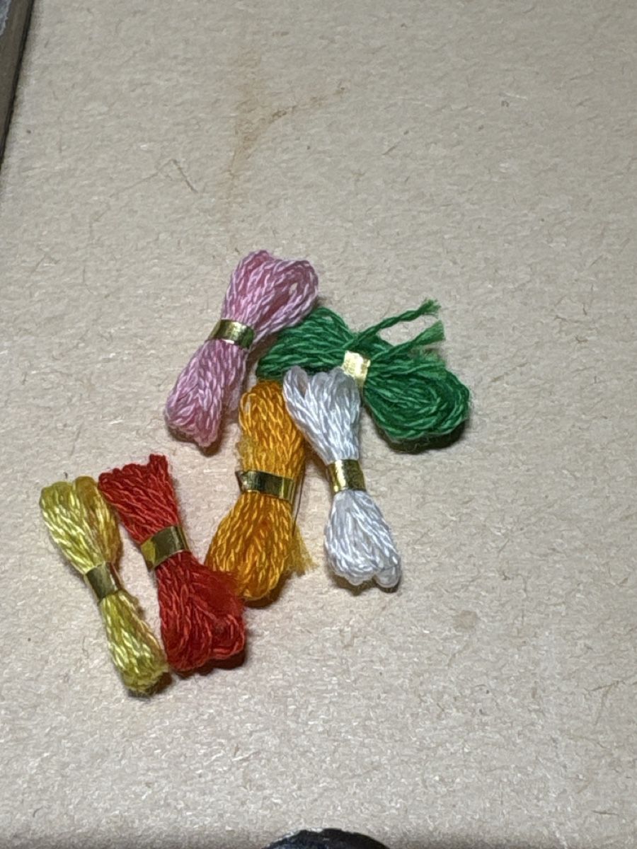 Für die Puppenstube, Miniatur-Stickgarn für den Nähkorb (Gebraucht) in ...