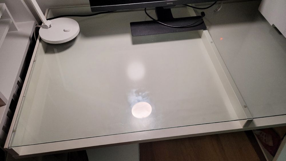 Bureau IKEA design avec plateau en verre et rangements (Gebraucht) in ...