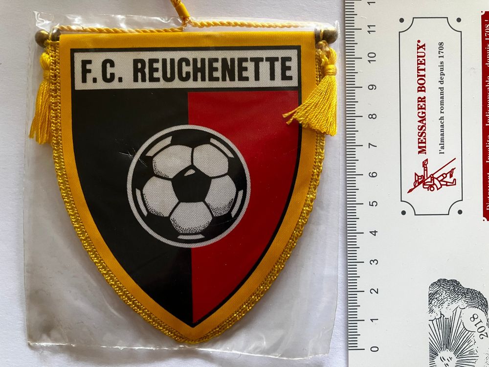 Vintage Fanion/Wimpel FC REUCHENETTE (Neu und originalverpackt) in Gland für CHF 8 – mit ...