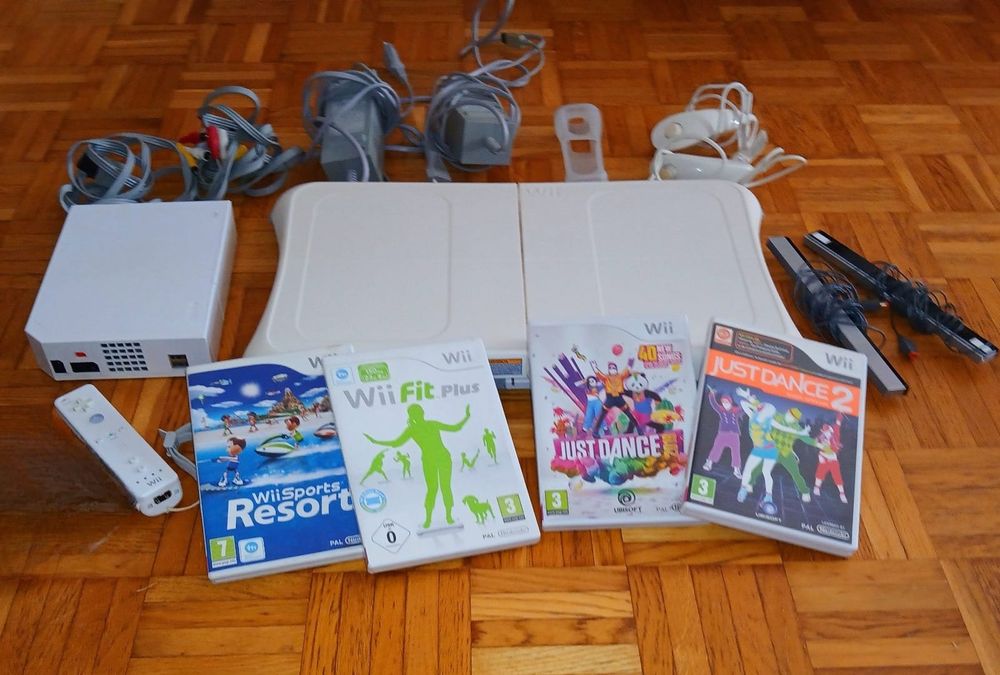 Wii avec accessoires et plateforme Fit (Gebraucht) in penthaz für CHF ...