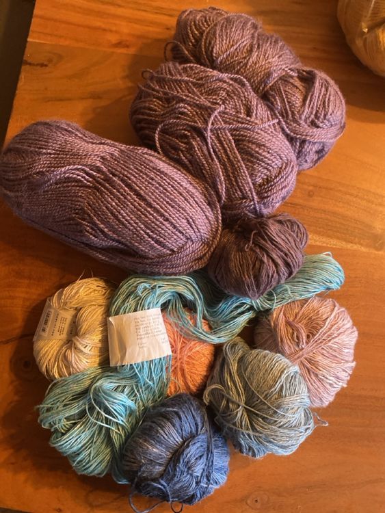Wolle, diverse Farben, (Gebraucht) in Greppen für CHF 5 – mit Lieferung ...