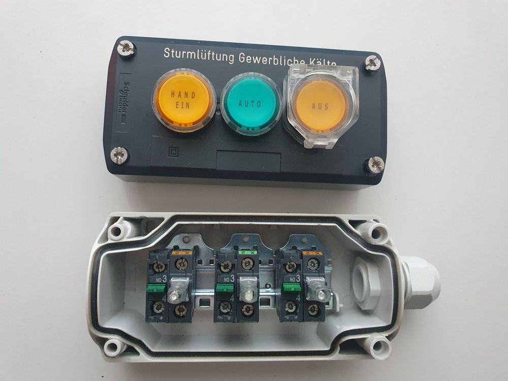 TASTENGEHÄUSE 3 Fach Schneider Electric HAND AUTO AUS (Gebraucht) in ...