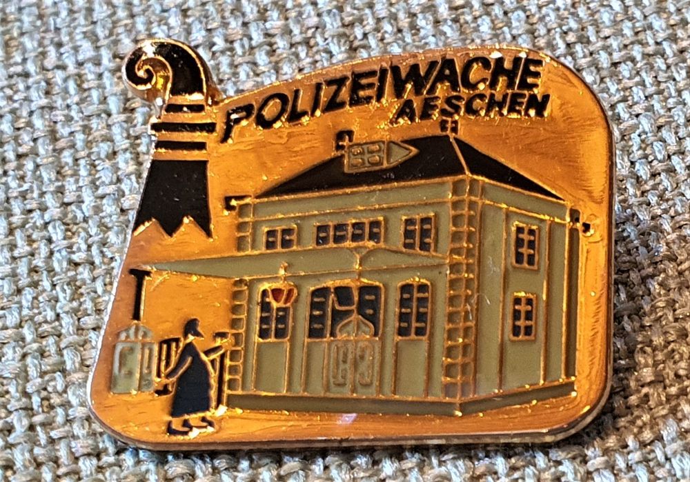 L718 - Pin Basler Polizei Wache Aeschen / Aeschenplatz (Gebraucht) in Reinach BL für CHF 2 – mit ...