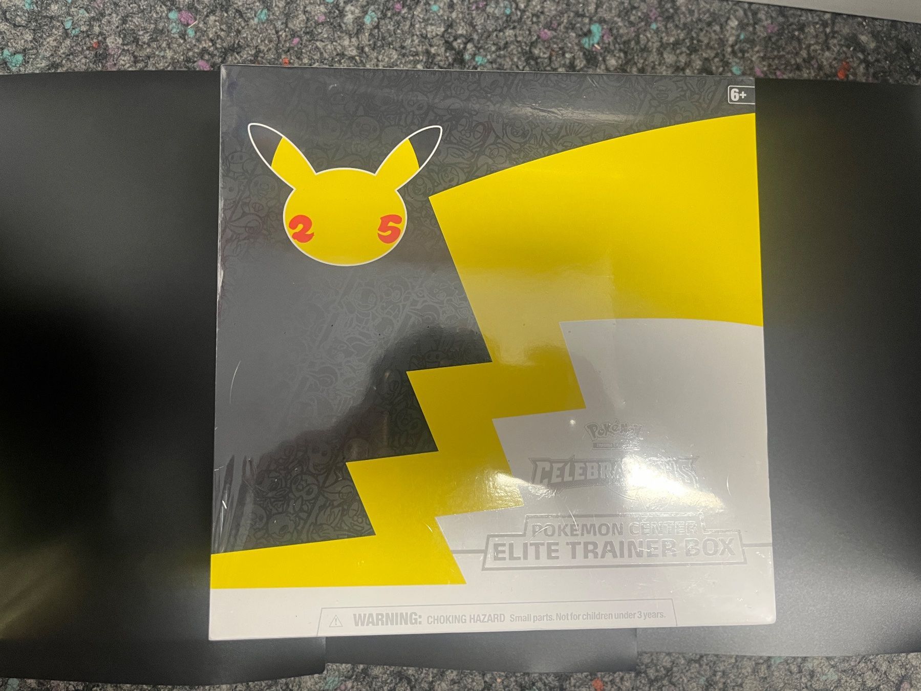 Pokemon Center Celebrations Elite Trainer Box - NEU & OVP! (Neu und ...