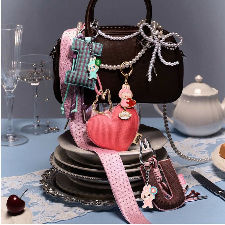 POP MART THE MONSTERS Pin for Love Series Letter Pendant E (Neu und ...