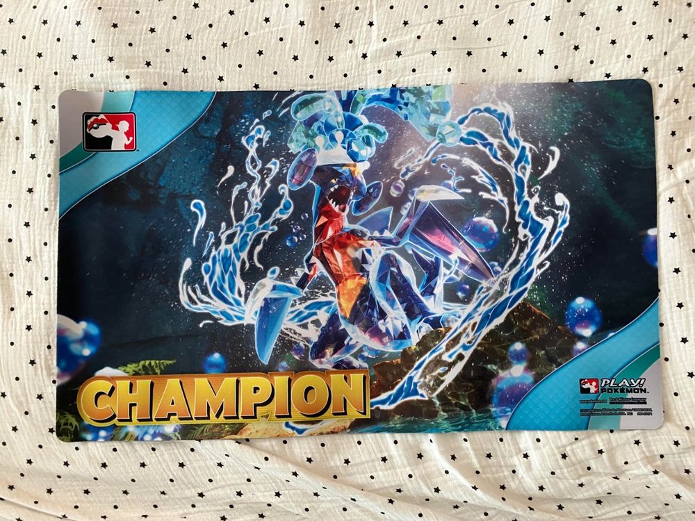 Pokémon playmat/tapis de jeu League Cup Champion Garchomp (Neu (gemäss ...