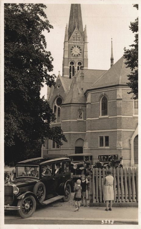 Zürich Wiedikon. Limousinen bei der Kirche (Beerdigung?) (Gebraucht) in Bronschhofen für CHF 12 ...