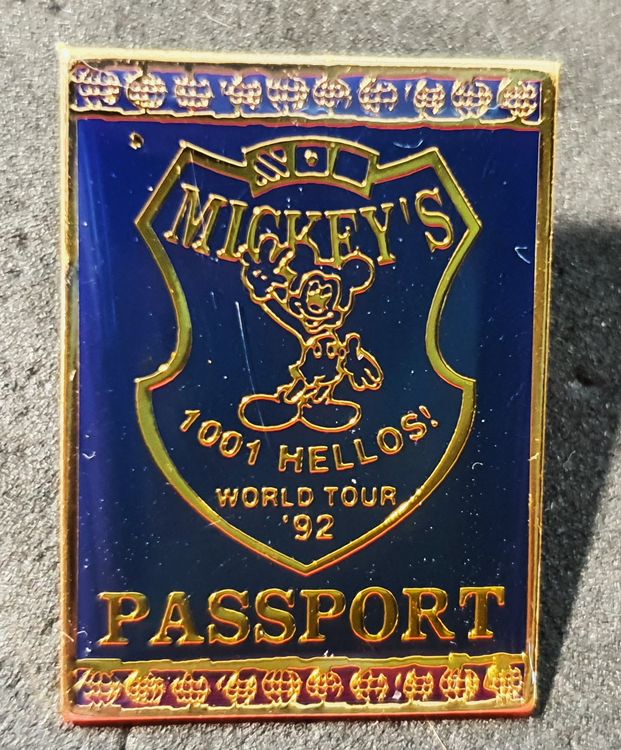 V826 - Pin Walt Disney - Mickey Mouse Reisepass Passport (Gebraucht) in Reinach BL für CHF 3 ...