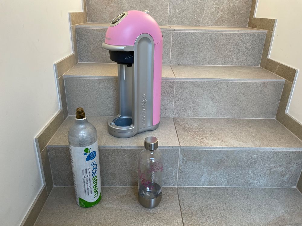 Sodastream rosa inkl. Wasserflasche und 130L Zylinder | Kaufen auf Ricardo