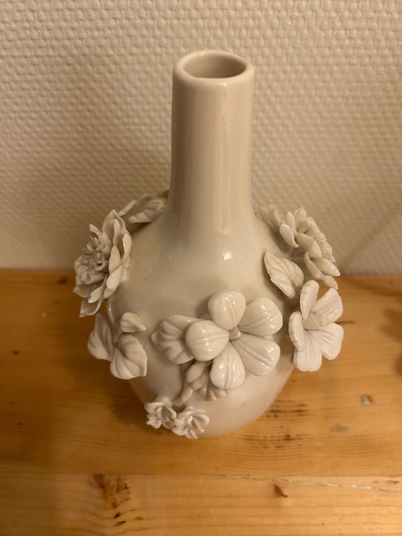 Vase blanc décor fleurs (Neu (gemäss Beschreibung)) in Ecublens VD für ...