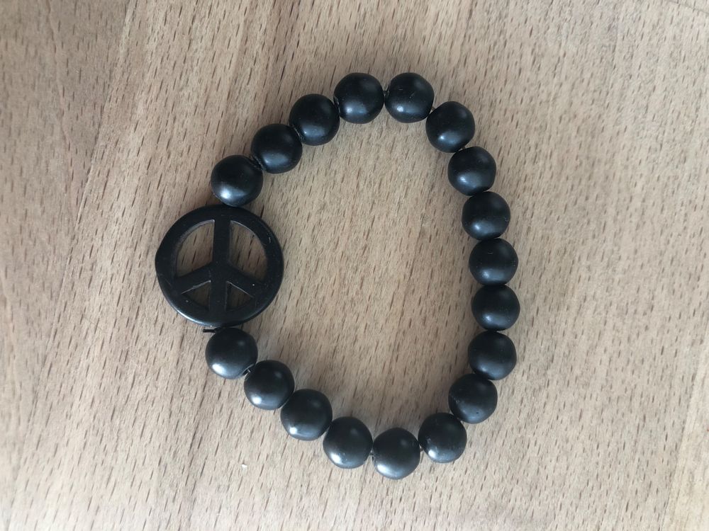 Armband mit schwarzen Perlen und Peace-Zeichen (Gebraucht) in ...