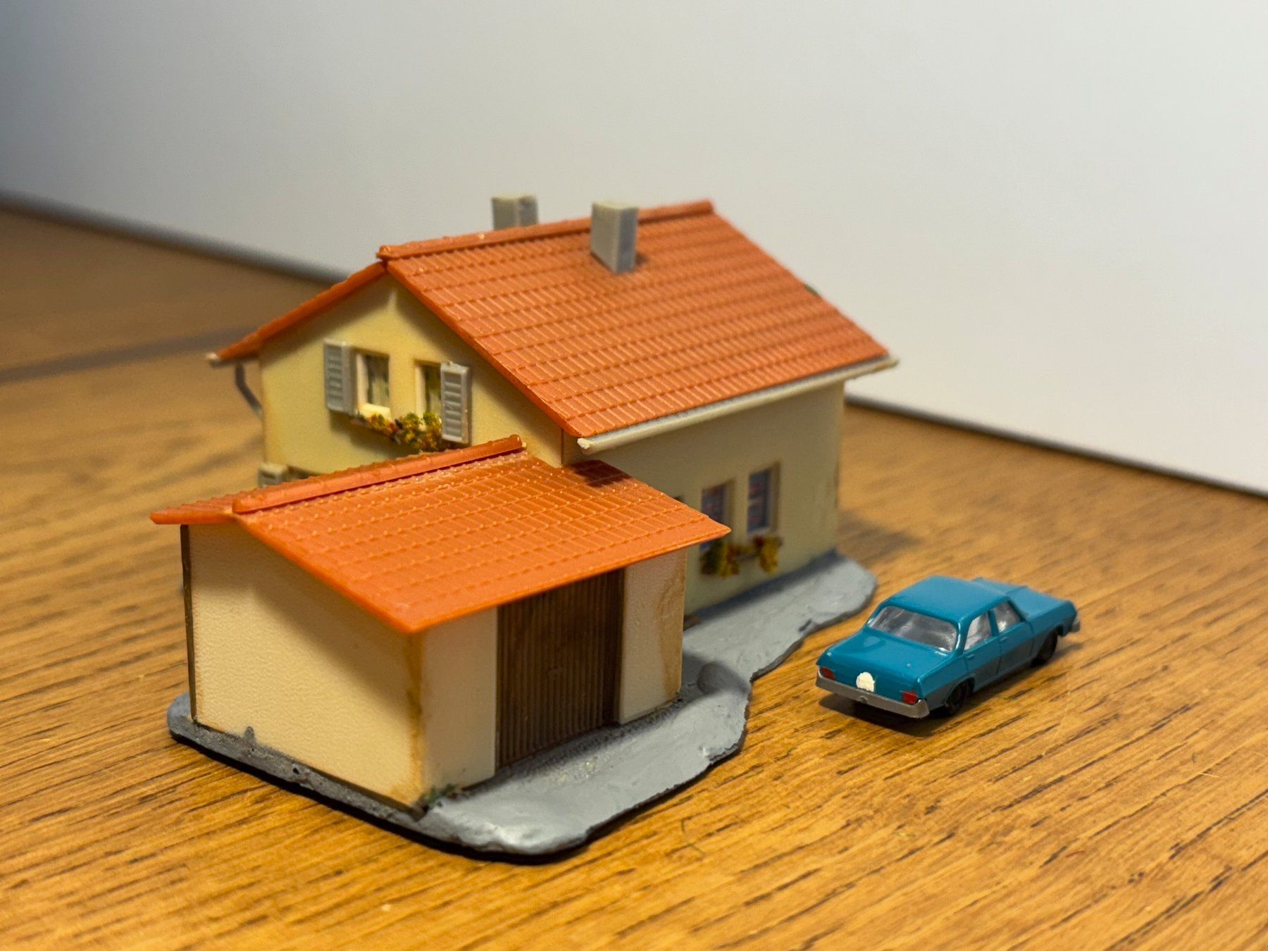 *G090: Siedlungshaus mit Garage und Auto (Spur N) (Gebraucht) in ...