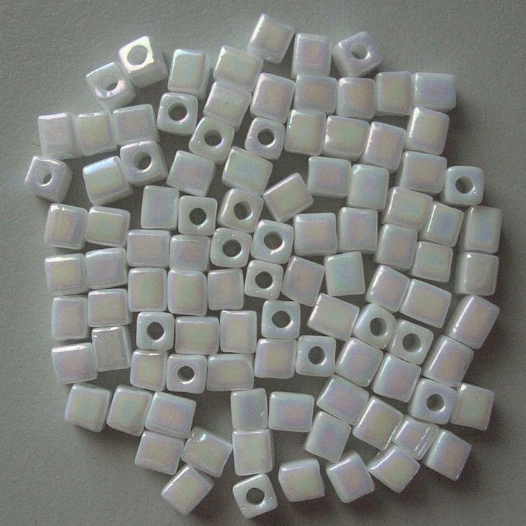 Glaswürfeli Weiss irisierend 4 mm (Neu und originalverpackt) in Gunzwil für CHF 2 – mit ...