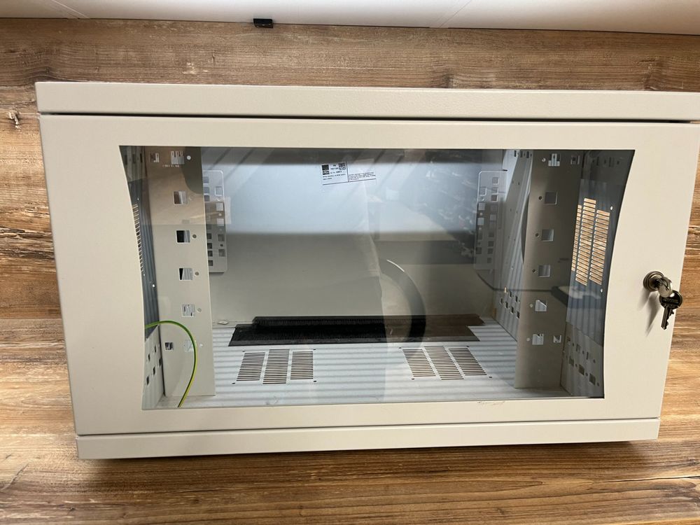 EDV Rack zum abschliessen, weiss Metall gepulvert | Kaufen auf Ricardo