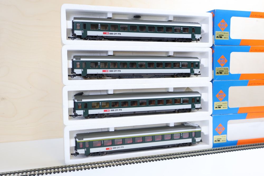 ROCO 4 x SBB Personenwagen 1./2. Klasse - 44227A / 44201B (Gebraucht ...