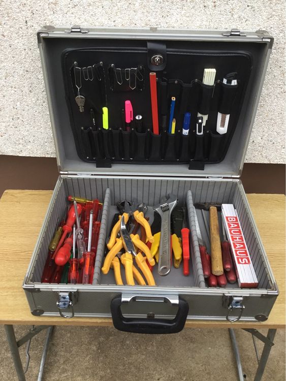 Aluwerkzeugkiste mit verschiedenem Werkzeug (Gebraucht) in Oberbuchsiten für CHF 35 – mit ...