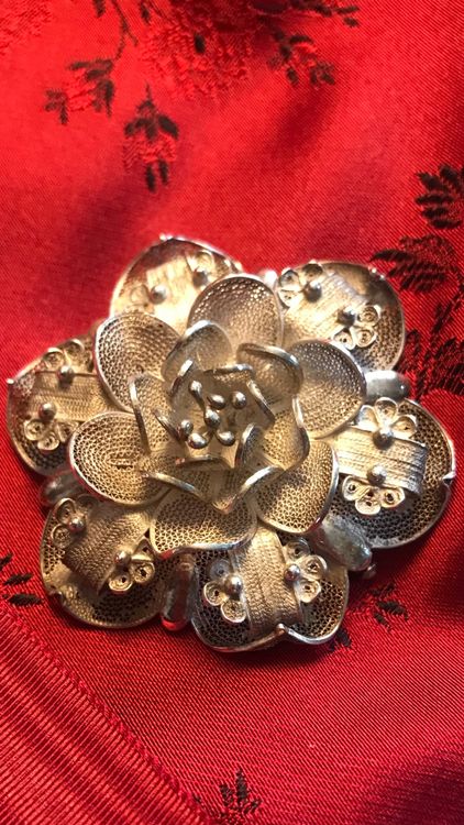 Trachtenschmuck, Berner Tracht (Gebraucht) in Hindelbank für CHF 120 – mit Lieferung auf Ricardo ...