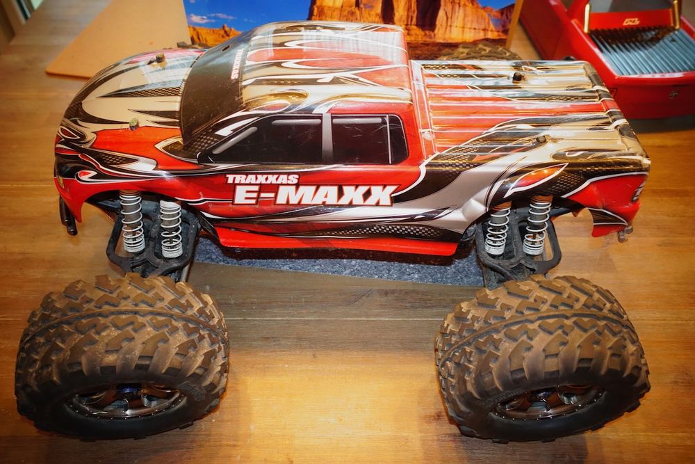Traxxas E-Maxx 4x4 Brushless 1/8 Dodge RAM (Gebraucht) in Engelburg für ...