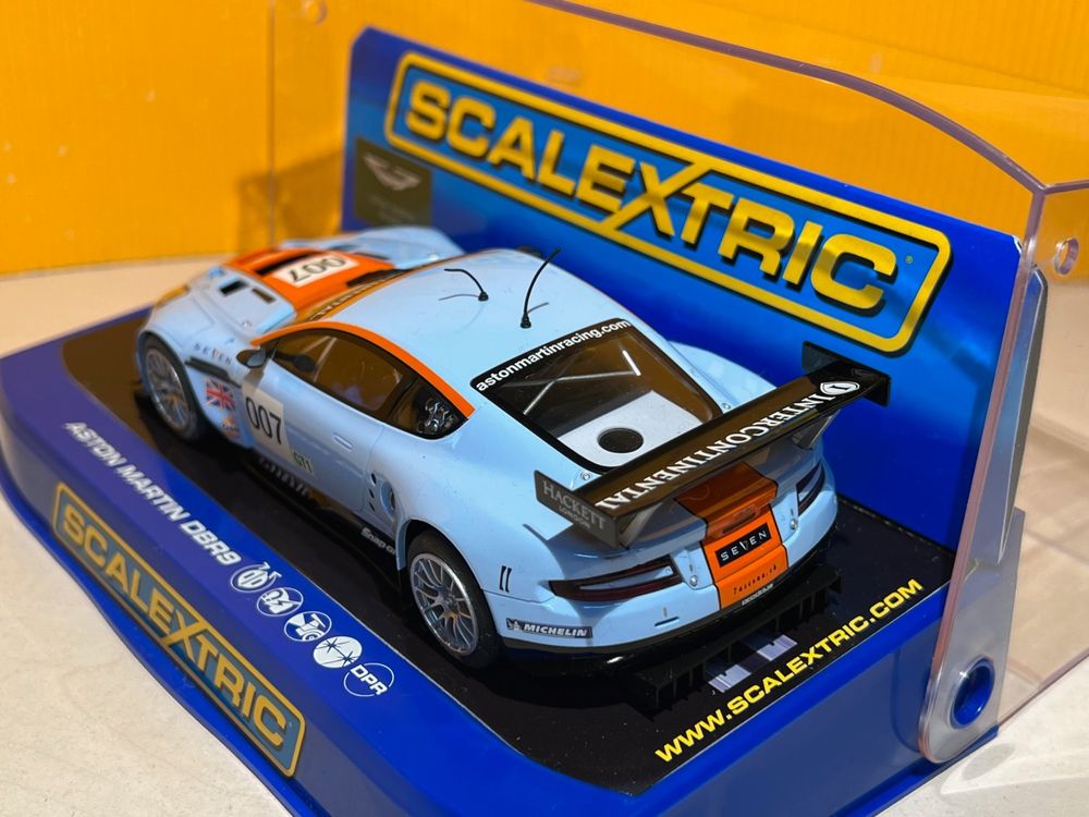 ASTON MARTIN DBR9 «007 Gulf Livery» Scalextric 1:32 | Kaufen auf Ricardo