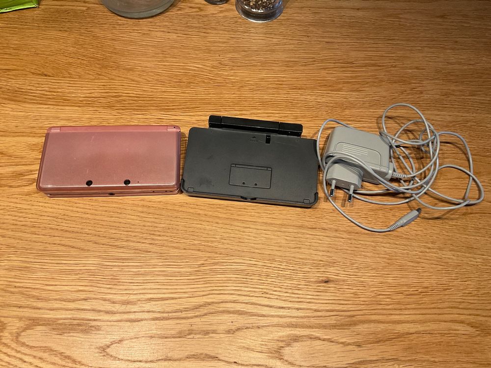 Nintendo 3DS, rosa, mit Ladekabel und Halterung (Gebraucht) in für CHF ...
