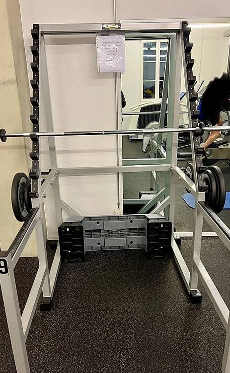 Technogym Squat Rack (mit LH) (Gebraucht) in Bern für CHF 250 – nur Abholung auf Ricardo kaufen