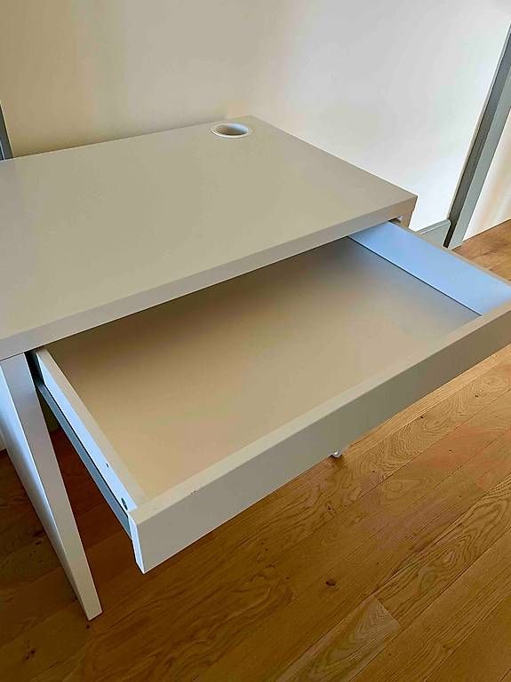 petit bureau IKEA Micke (Gebraucht) in Vevey für CHF 22 – nur Abholung ...