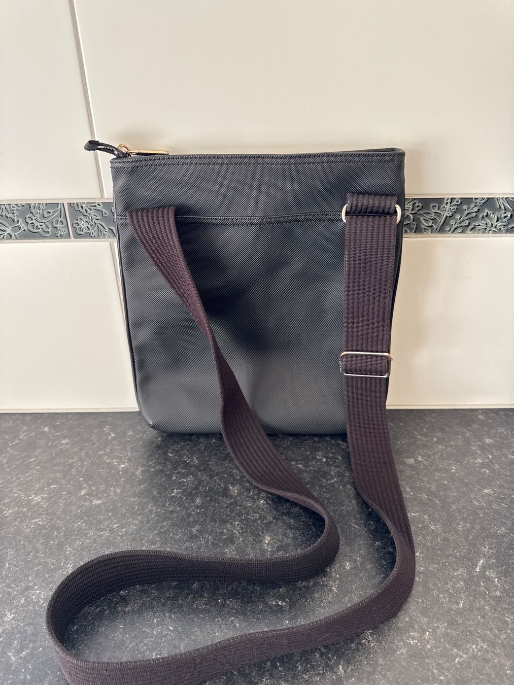 Sac Lacoste en très bon état (D'occasion) à Saillon pour CHF 120 ...