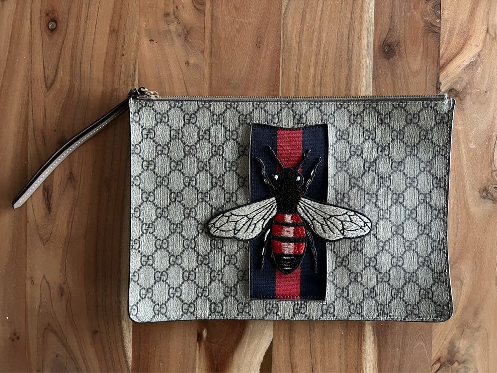 Gucci Bosco Bee GG Supreme Zip Clutch (Gebraucht) in Langnau am Albis ...