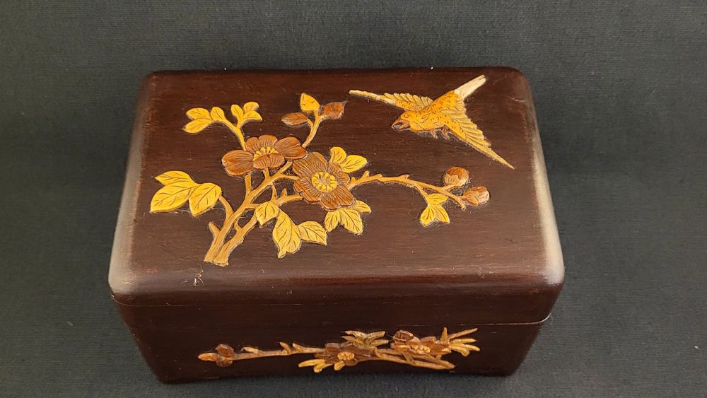 Holz-Schatulle mit Schnitzereien Vogel und Blumen (Gebraucht) in Basel ...