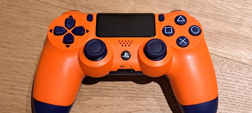 PS4 Controller Special Edition orange (Neu (gemäss Beschreibung)) in Rothrist für CHF 50 – mit ...