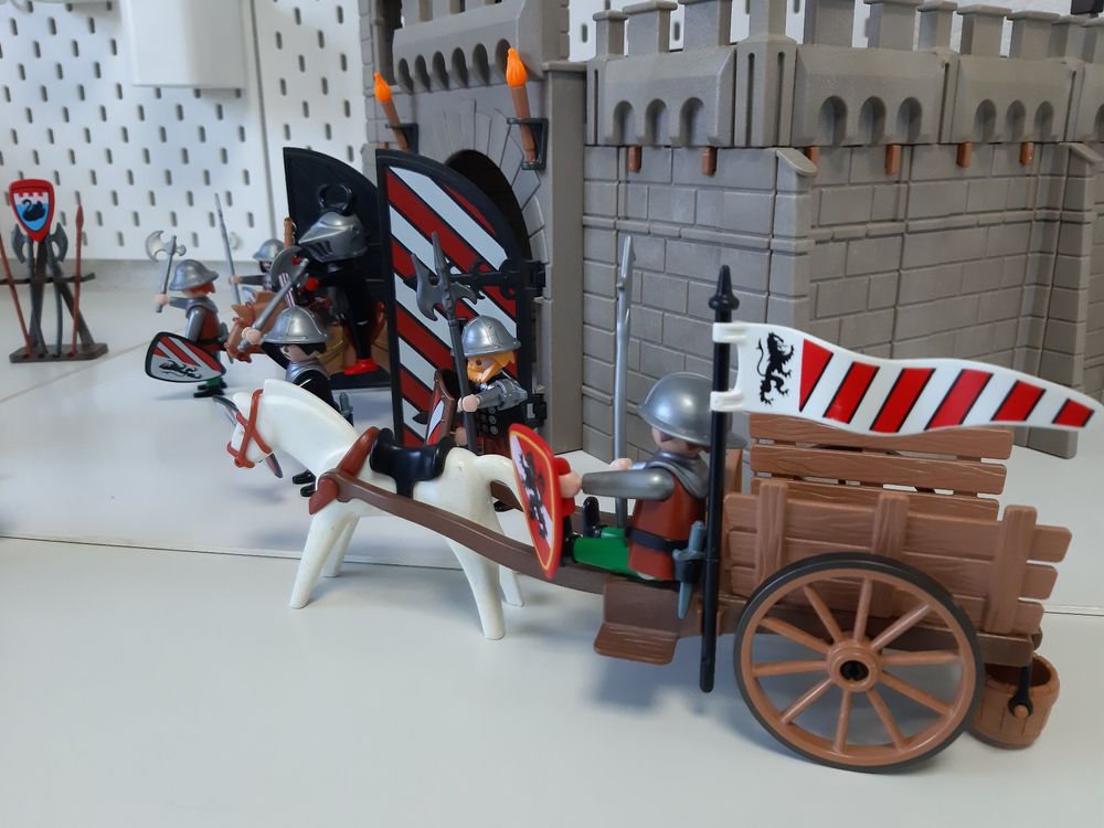 Vintage Playmobil Ritterburg Ritter 3667 mit viel Zubehör (Gebraucht ...