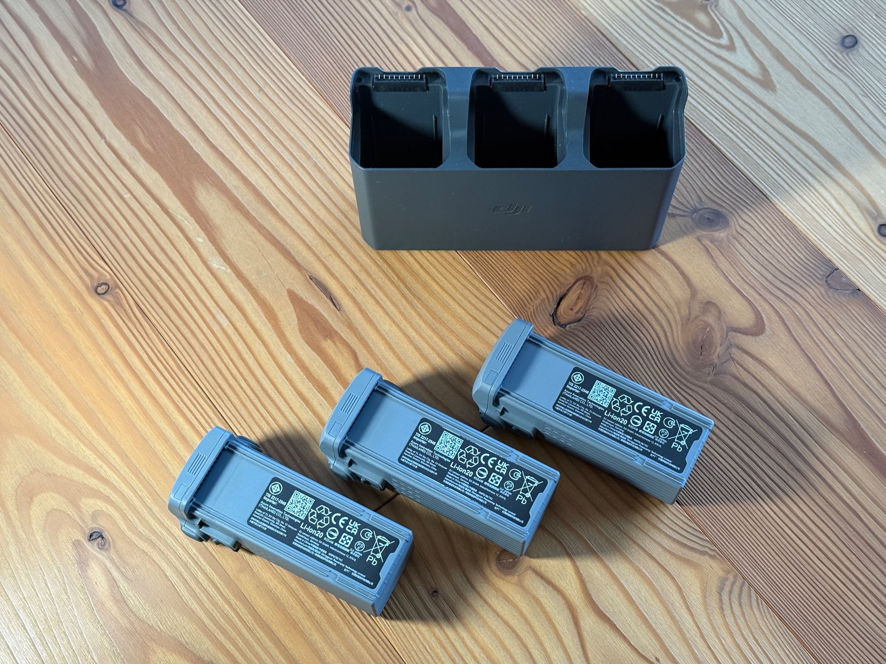 DJI Mavic Air 3: drei Akku mit Ladestation, neuwertig (Gebraucht) in ...