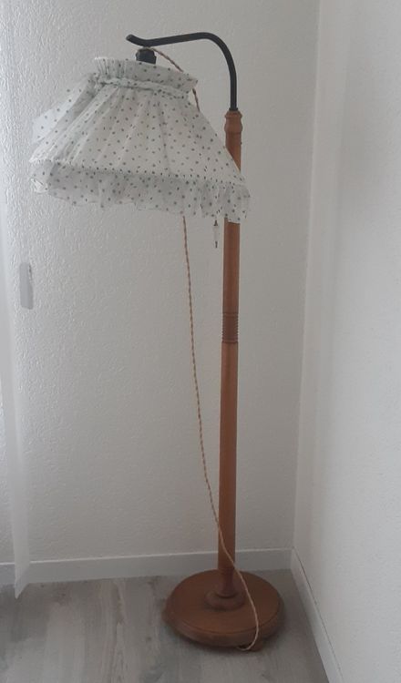 Hübsche antike Stehlampe mit Stoffschirm (Gebraucht) in Aarberg für CHF 39 – nur Abholung auf ...