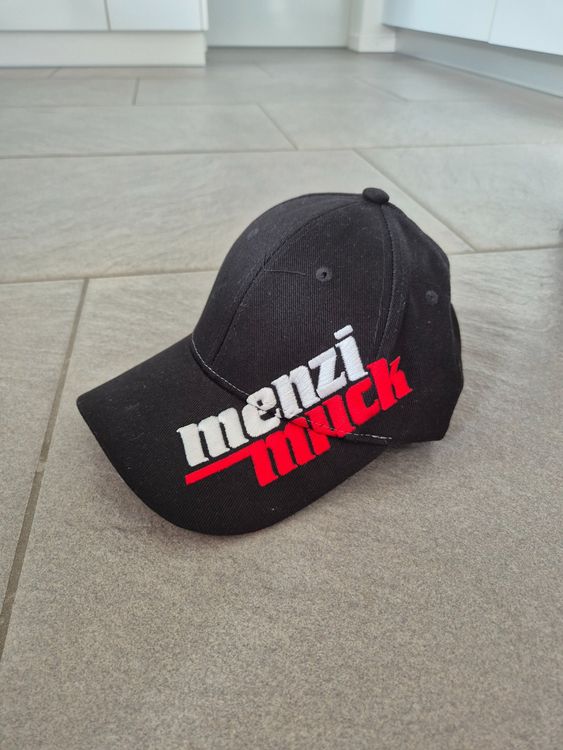 Menzi Muck Cap – Schwarz/Rot – Sticklogo, ab CHF 1.- | Kaufen auf Ricardo