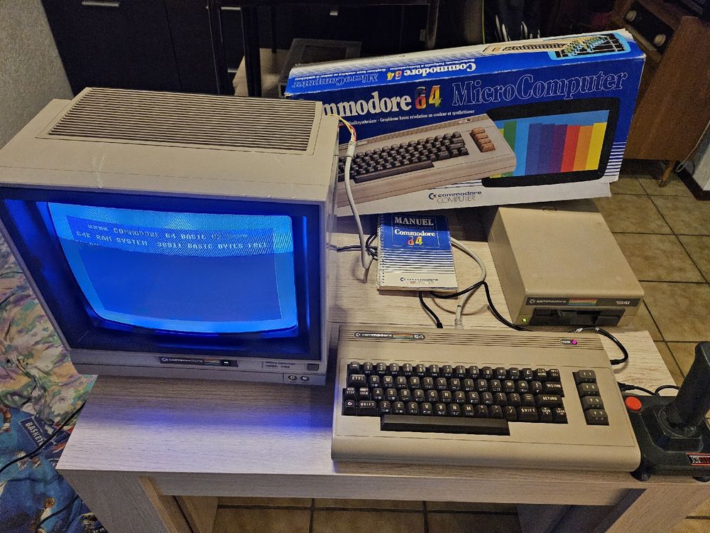 Commodore 64 en boite, avec moniteur, floppy et joystick (Gebraucht) in ...