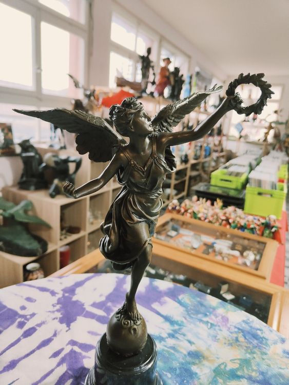 WUNDERSCHÖNE STATUE ENGEL MIT LOORBERKRANZ PREMIUM BRONZE | Kaufen auf ...