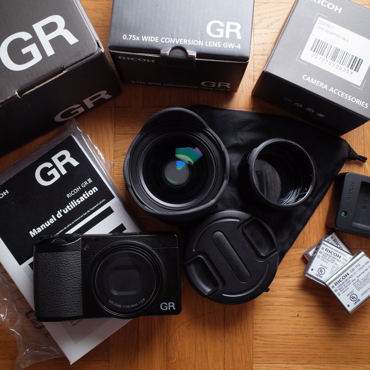 Ricoh GR III +GW-4 0.75x wide conversion lens + GA-1 adapter | Kaufen auf Ricardo